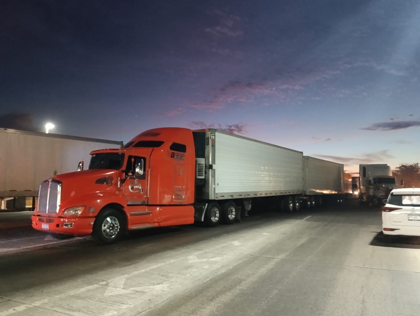 “O todos coludos o todos rabones”; traileros bloquean los carriles de ...