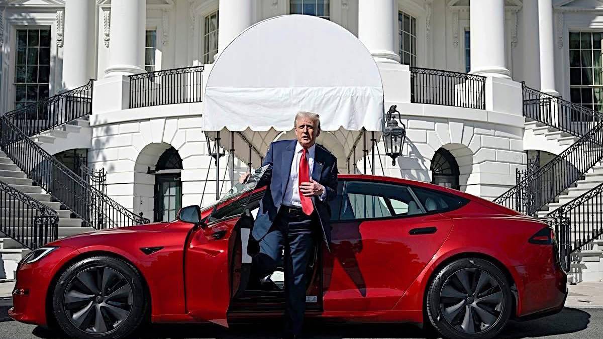 Donald Trump respalda a Elon Musk subiéndose a un Tesla en la Casa ...