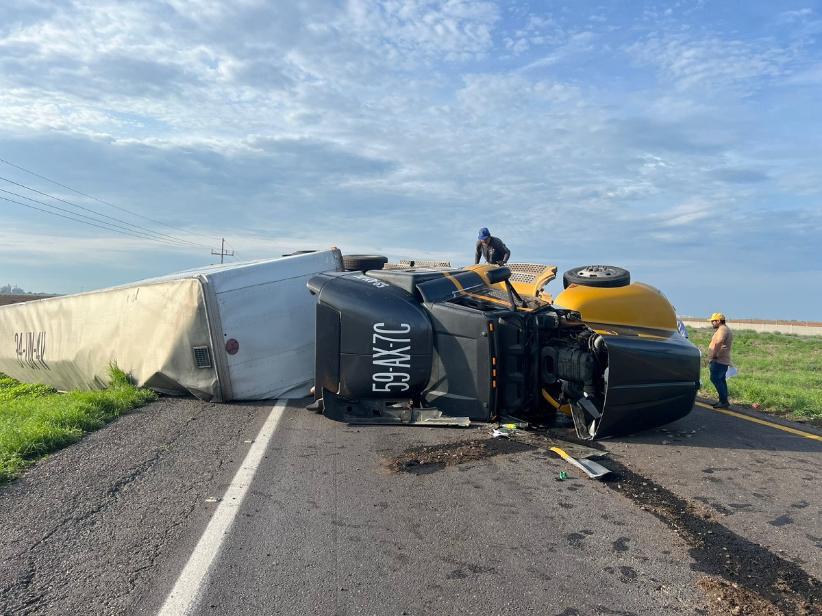 Volcadura de tráiler en la Mazatlán-Culiacán provoca cierre de carretera | Los Noticieristas